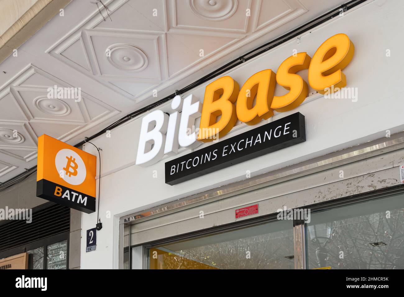 Physical stores hi-res stock photography and images - Alamy