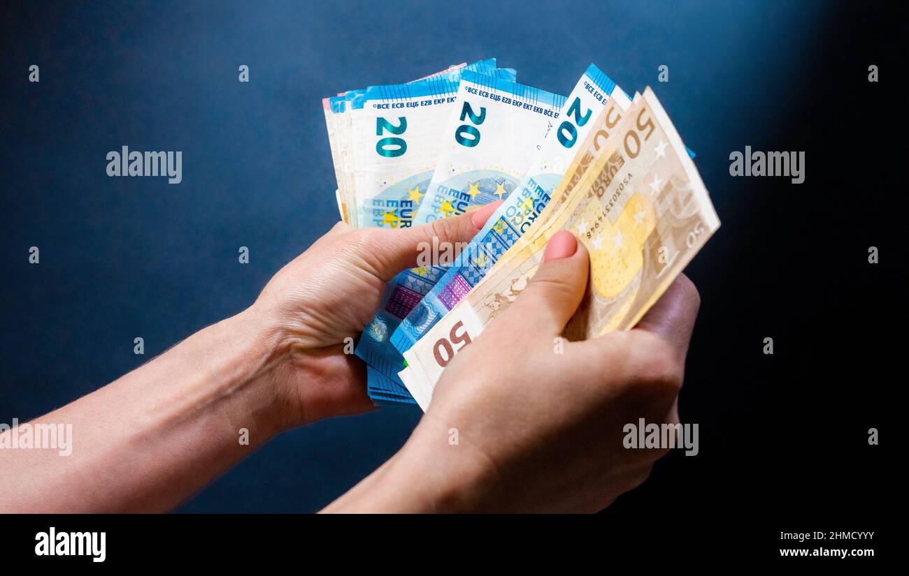 Hand holding banknotes Stock Photo - Alamy