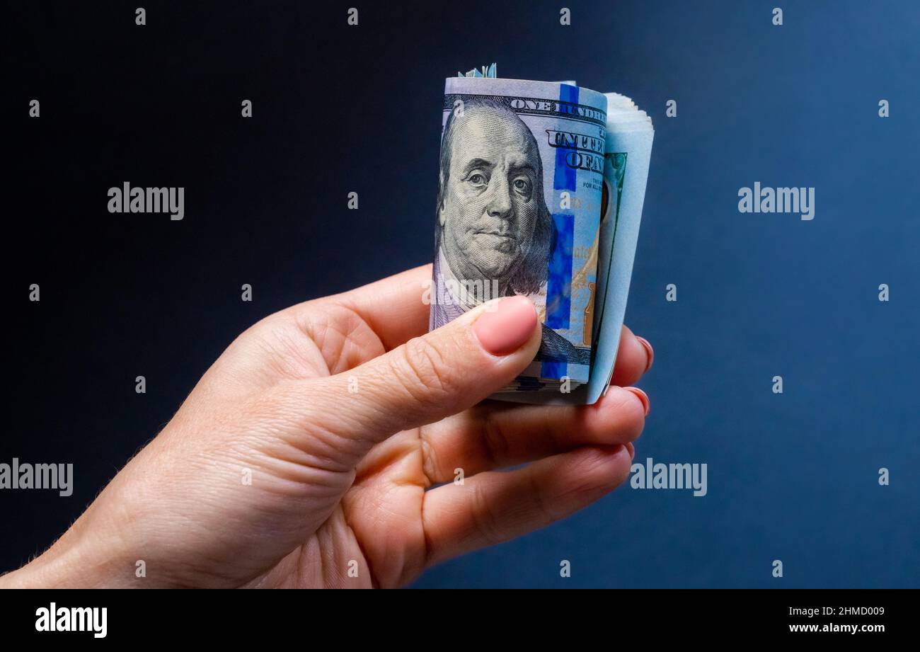 Hand holding banknotes hi-res stock photography and images - Alamy