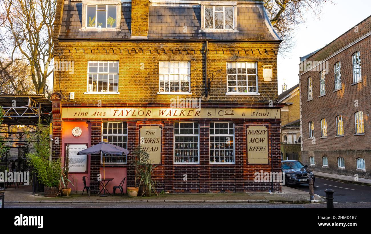 Traditional London pub. The Turk's Head. Wapping Stock Photo - Alamy