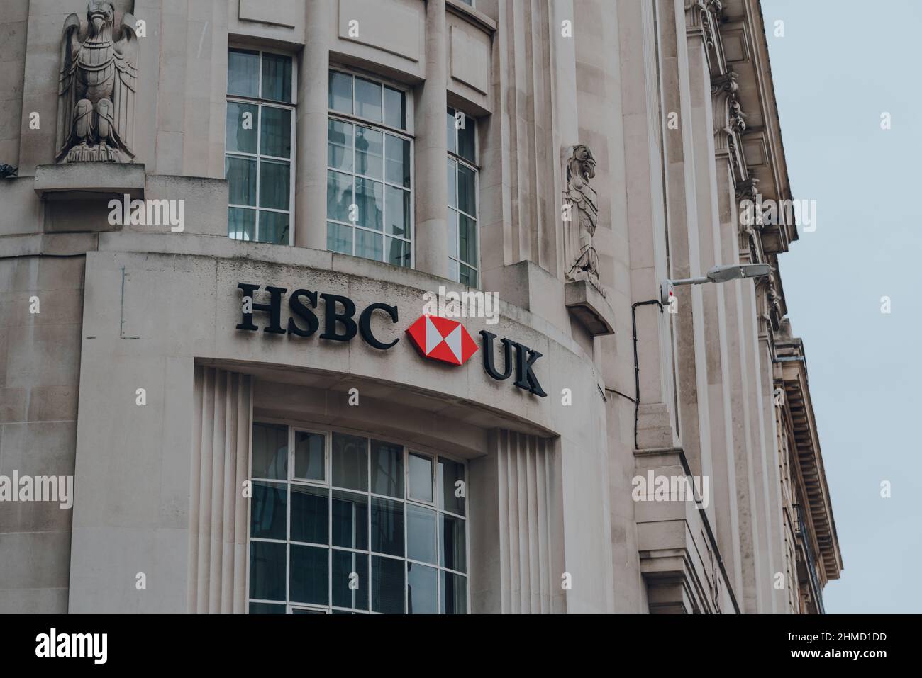 Front of hsbc bank hi-res stock photography and images - Alamy