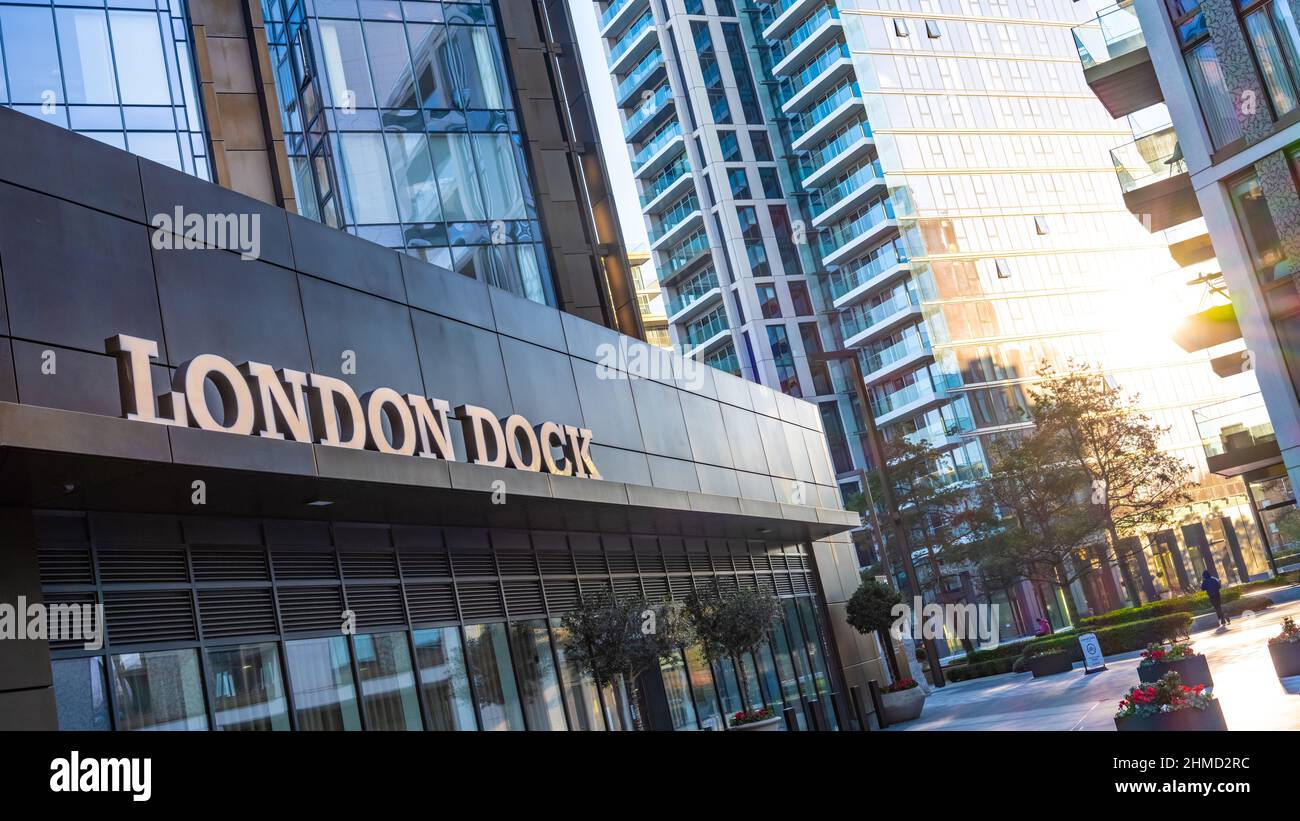 London Dock, Wapping. Modern living, expensive flats Stock Photo - Alamy