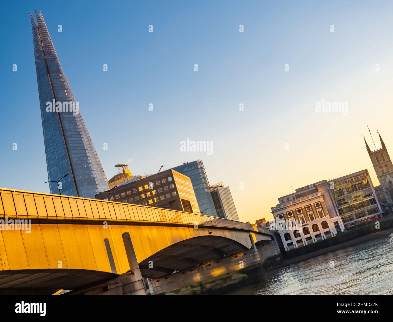 News building london bridge hi-res stock photography and images - Alamy