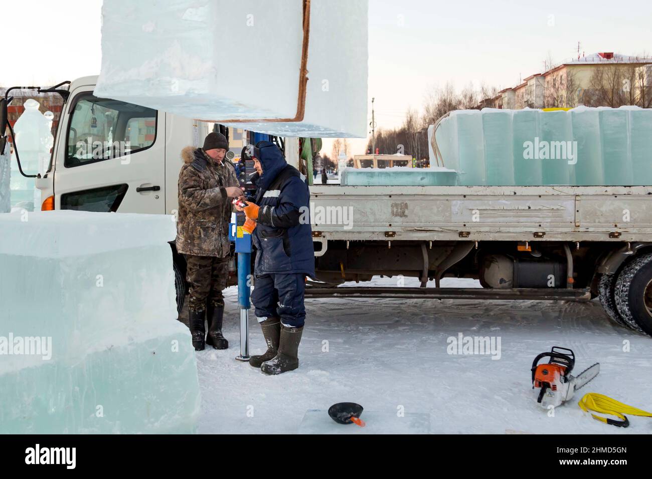 Two assembly workers unload ice plates from the body of a car Stock ...