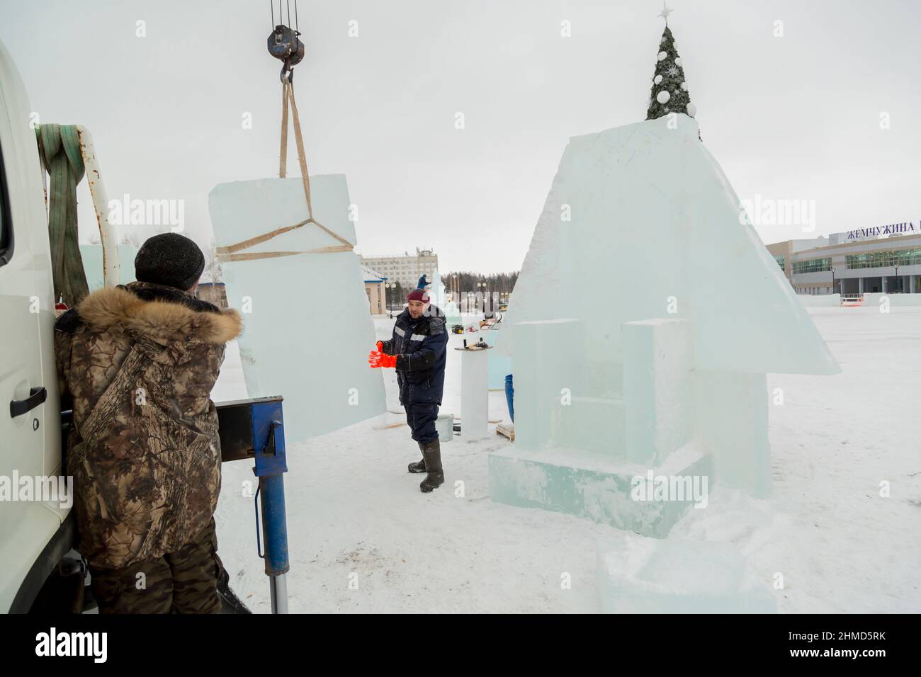 Two assembly workers unload ice plates from the body of a car Stock ...