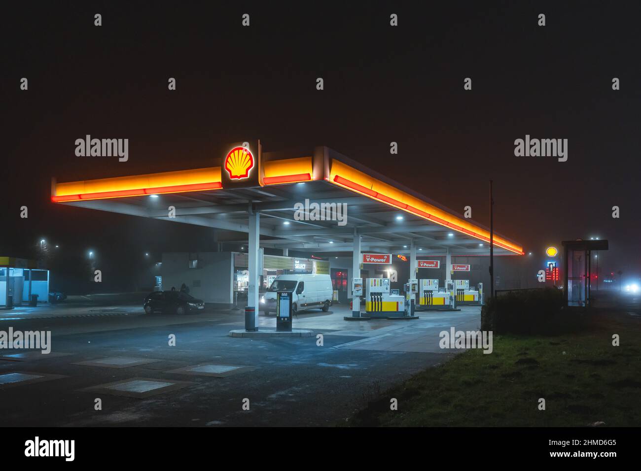 shell gas station at night Stock Photo - Alamy