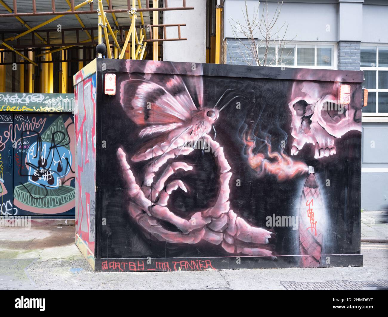 Graffiti skeleton hi-res stock photography and images - Alamy