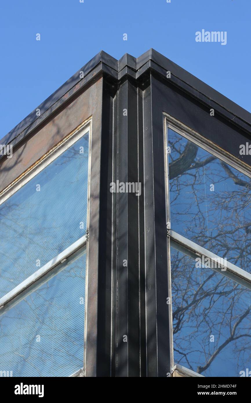The corner detail of a modern architecture steel mullion corner Stock ...