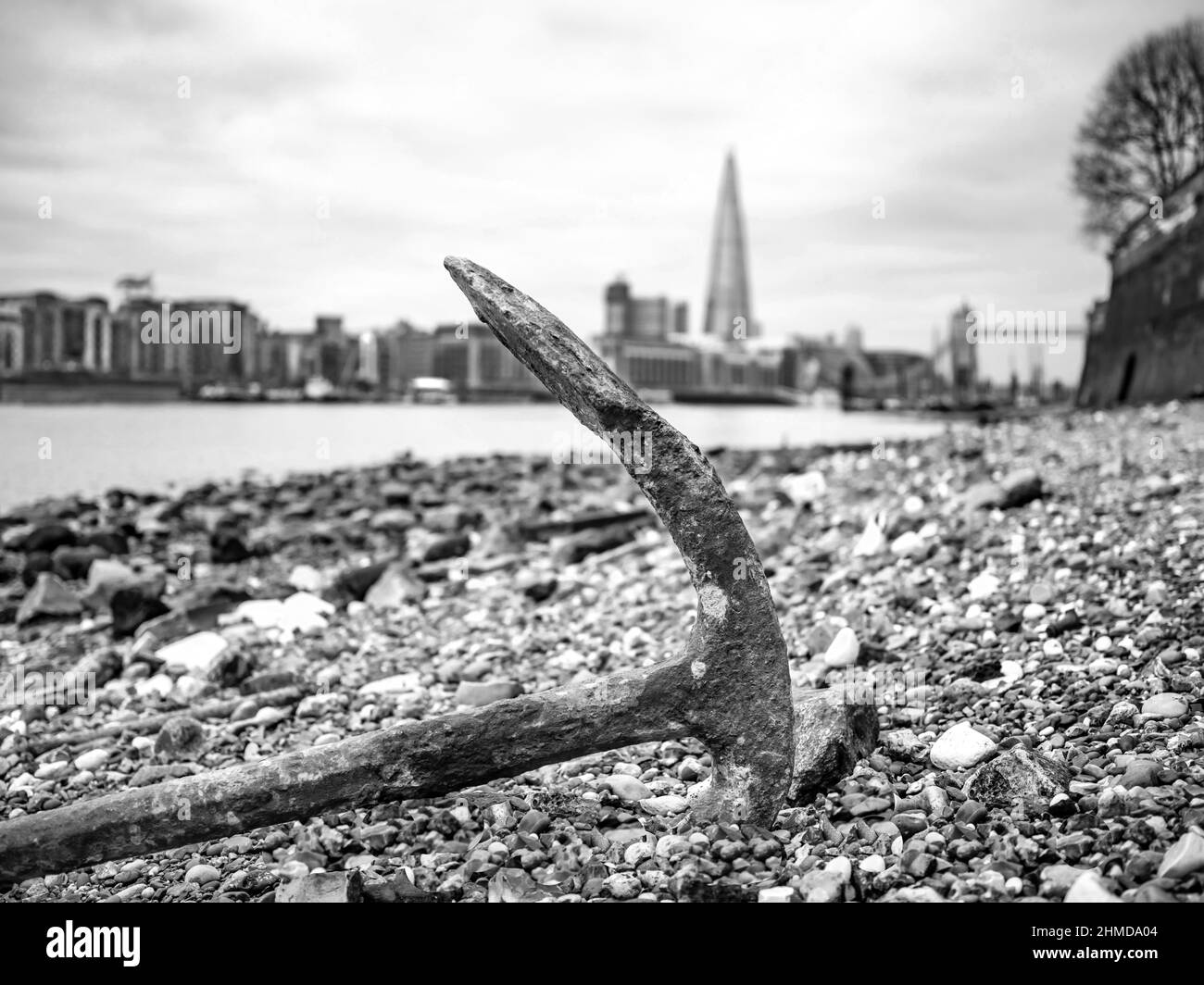 Old anchor in the thames shale hi-res stock photography and images - Alamy