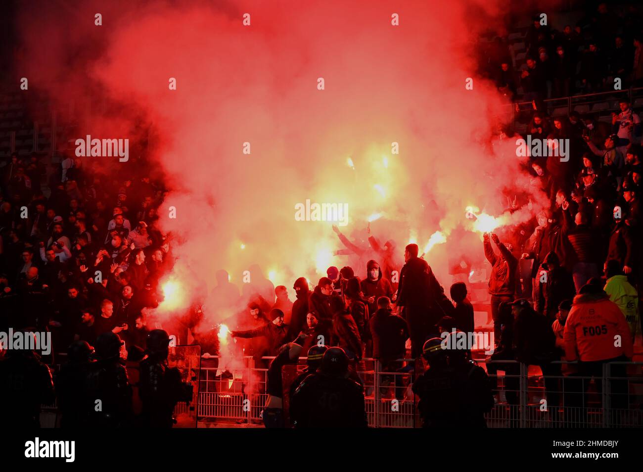 Paris FC - Olympique Lyonnais Lyon Hooligans' outbursts, the match has ...