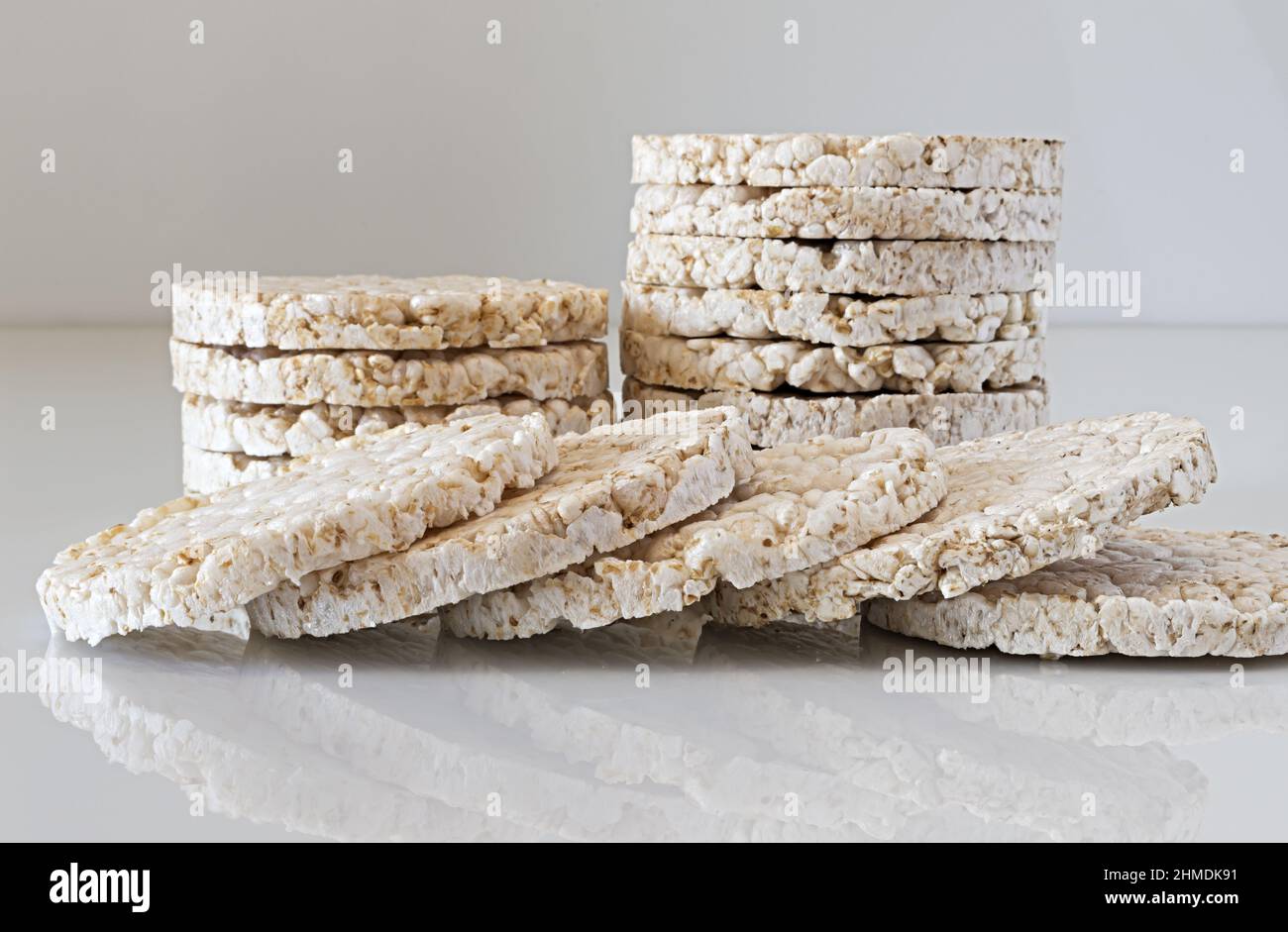 gallette di riso a mucchi Stock Photo - Alamy
