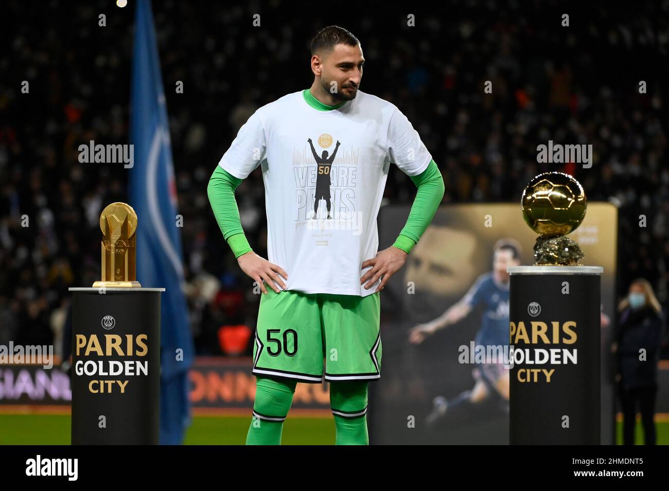 PSG - OGC Nice Gianluigi Donnarumma presents the Yachine trophy before ...