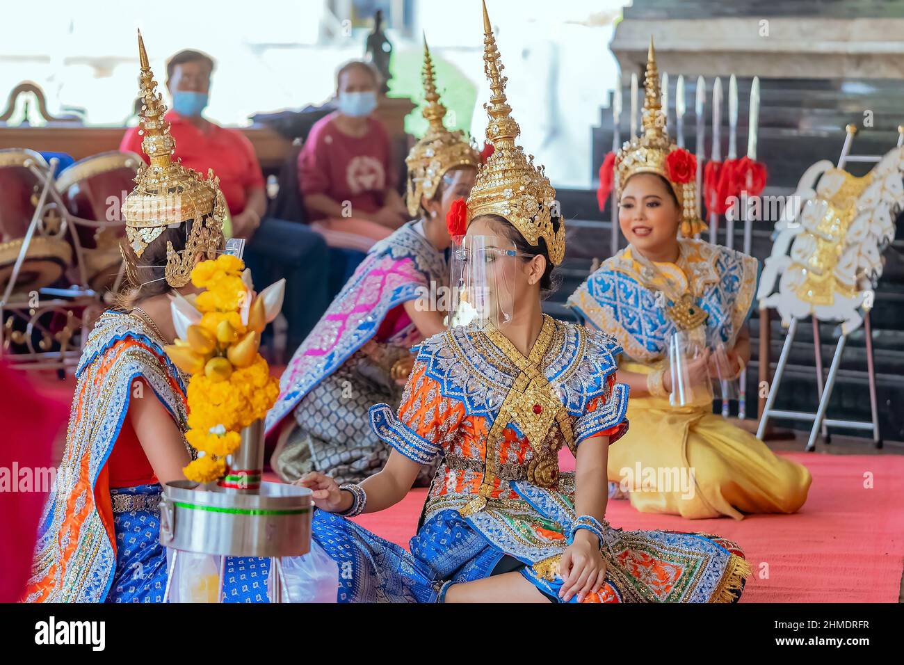 Thai dancers wearing traditional dress hi-res stock photography and ...