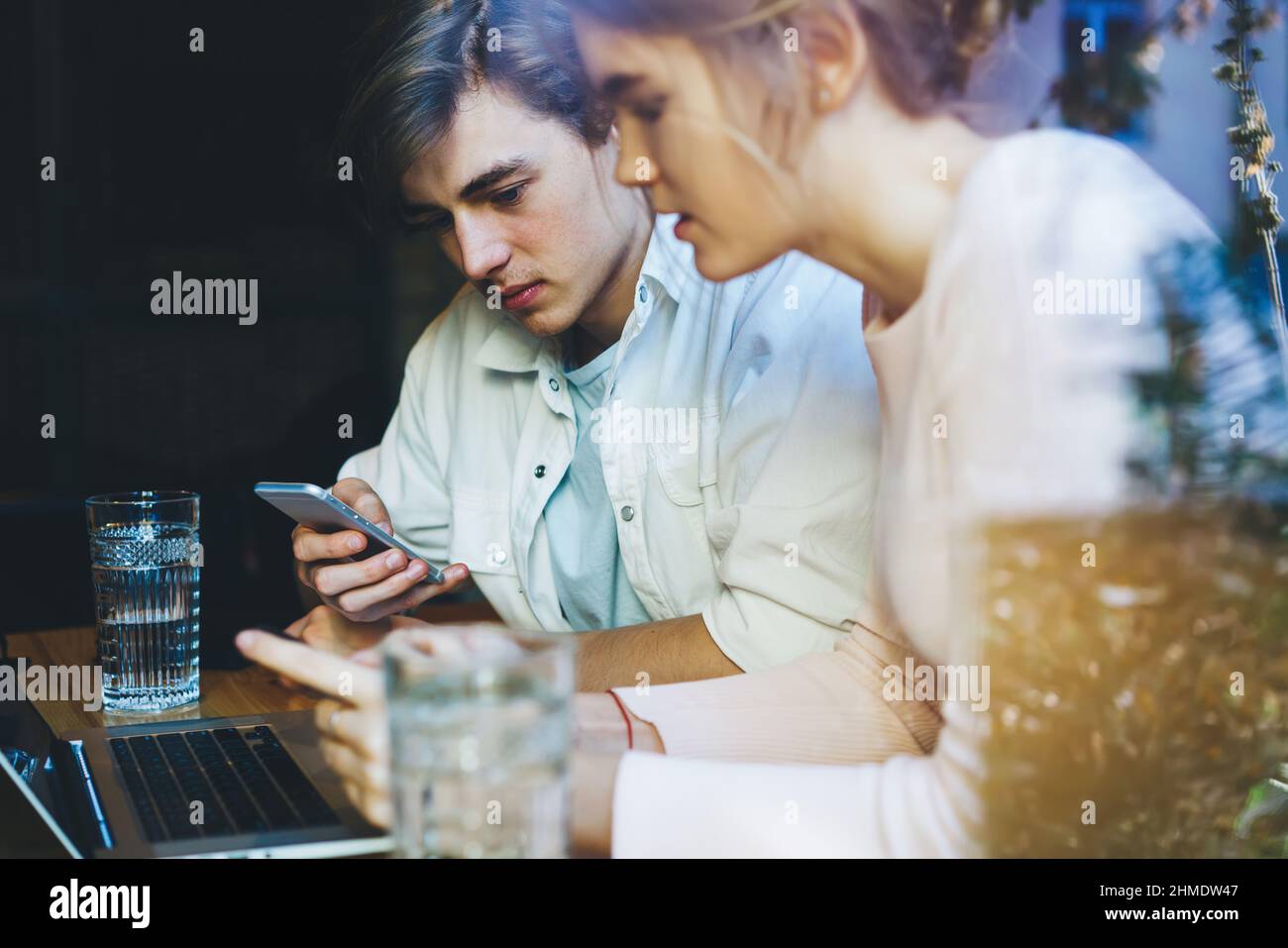 Browsing concentrate hi-res stock photography and images - Alamy
