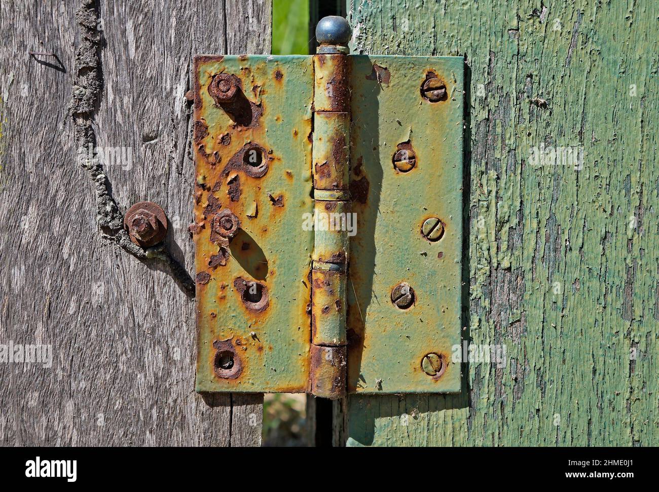 Rusty gate hinge, gate detail Stock Photo - Alamy