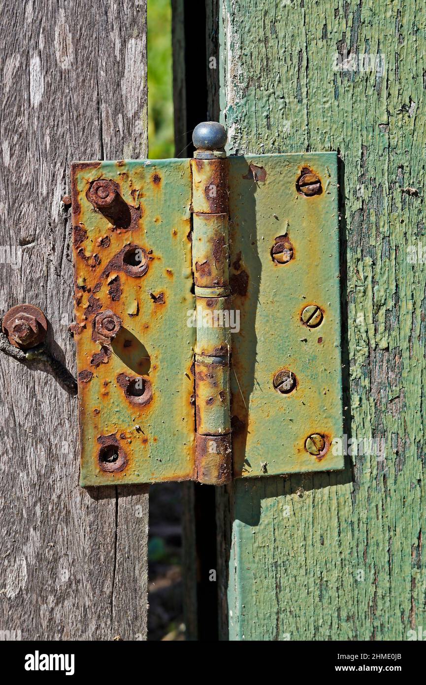 Rusty gate hinge, gate detail Stock Photo - Alamy