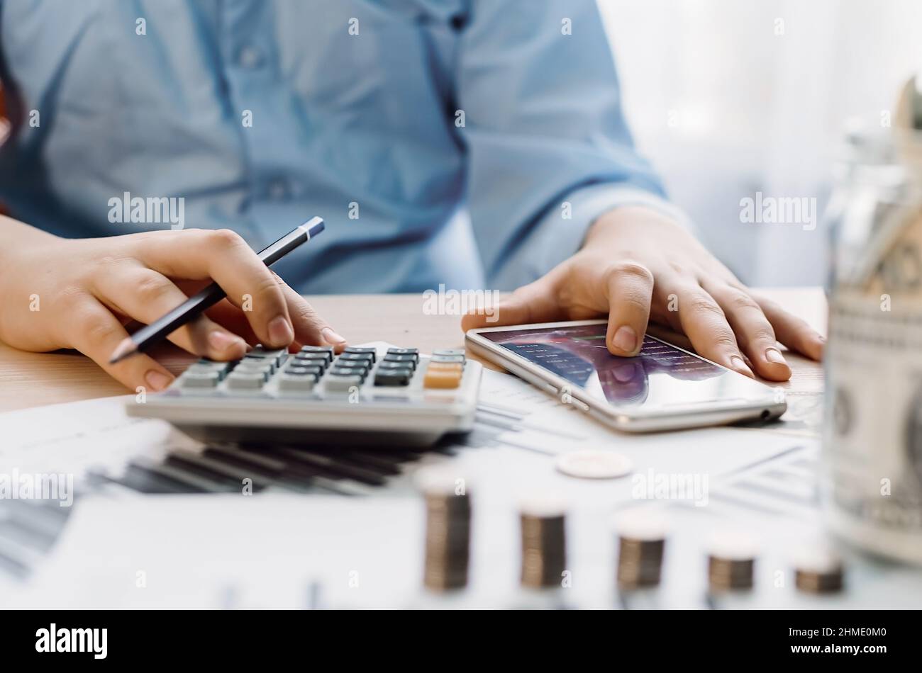 Accountant calculate hi-res stock photography and images - Alamy