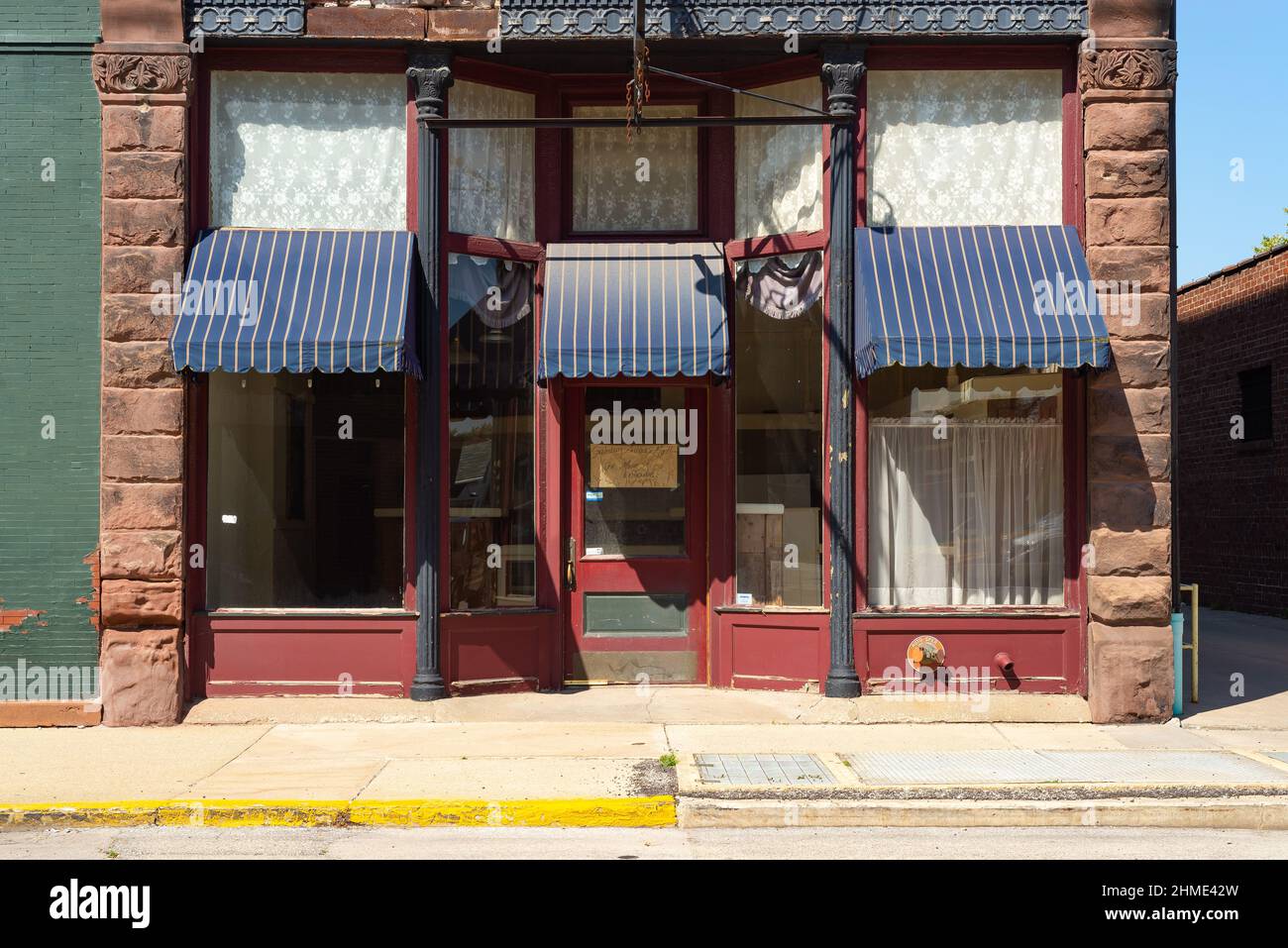 Old abandoned storefronts in Midwest city Stock Photo - Alamy