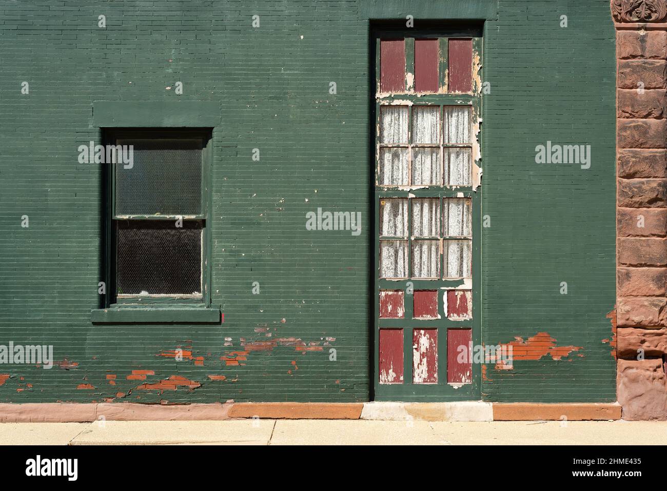 Old abandoned storefronts in Midwest city Stock Photo - Alamy