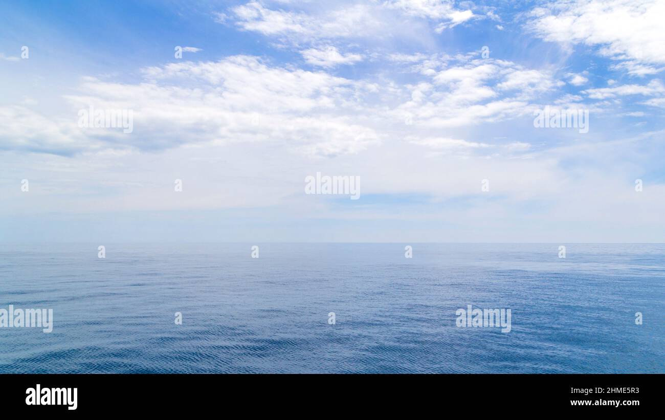 Cloudly background hi-res stock photography and images - Alamy