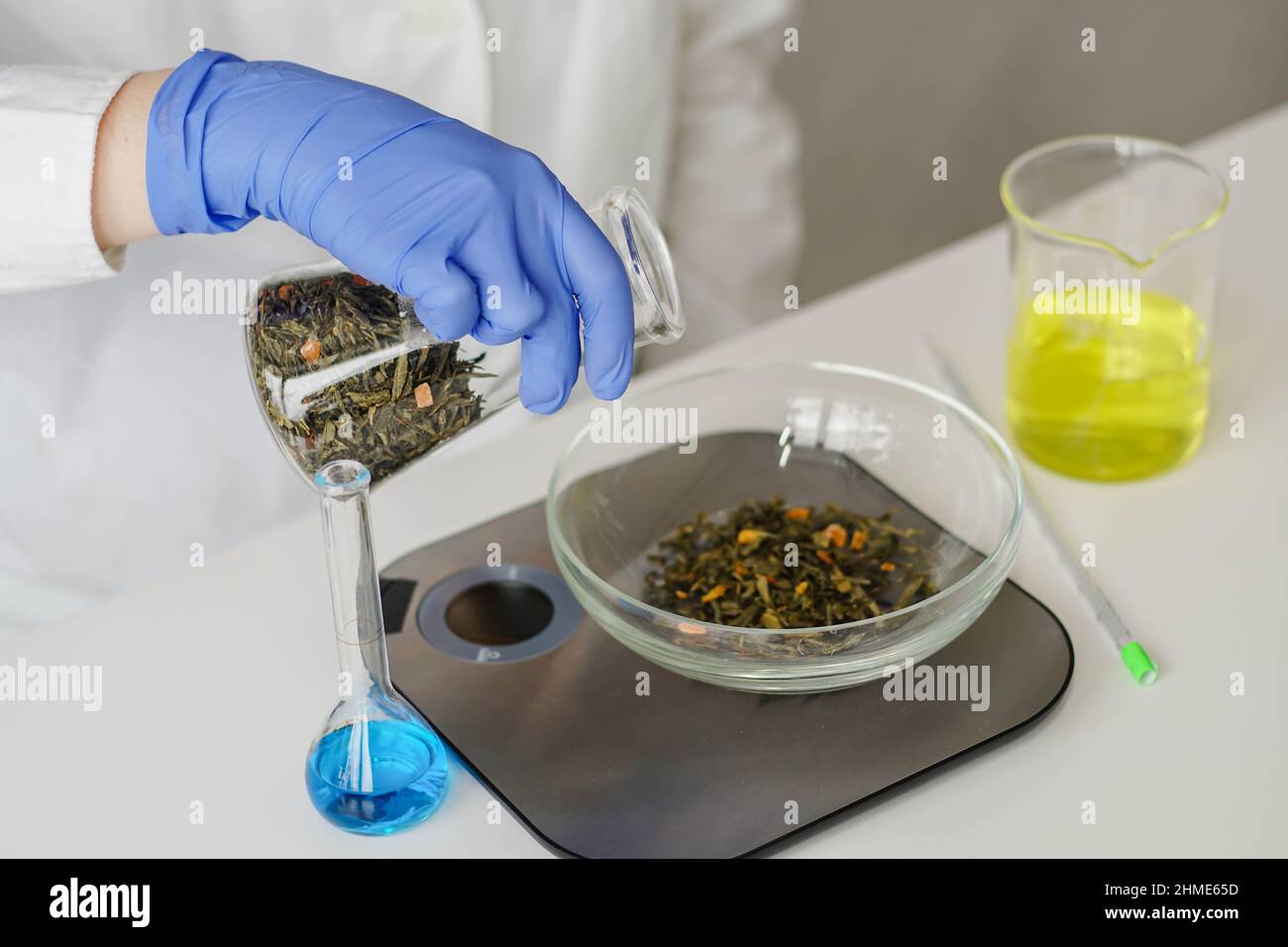 Science laboratory scales hi-res stock photography and images - Alamy