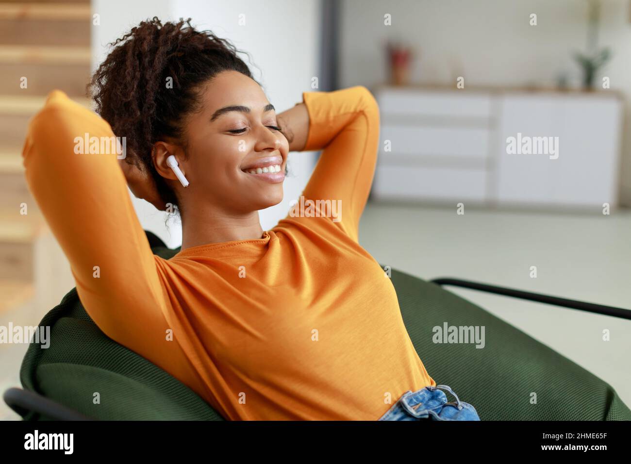 Woman headphones meditating hi-res stock photography and images - Alamy