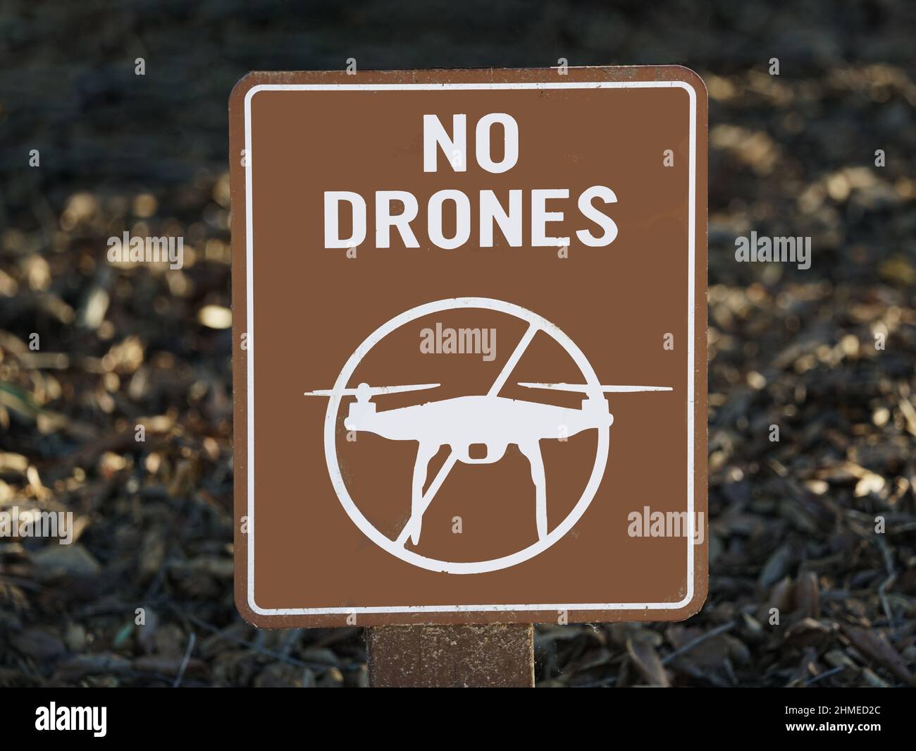 A brown and white no drones sign Stock Photo - Alamy