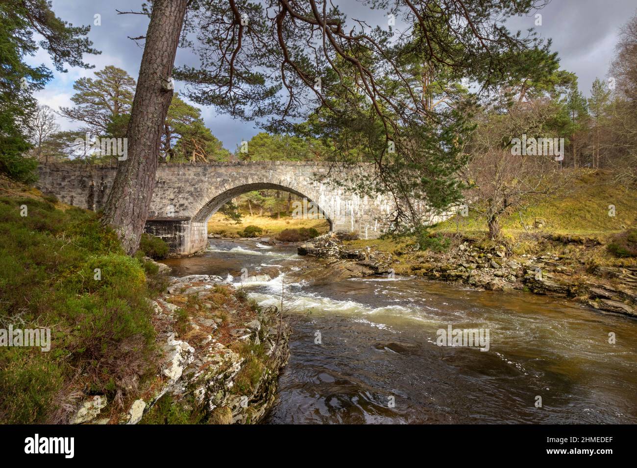 RIVER LUI MAR LODGE ESTATE BRAEMAR SCOTLAND AN OLD STONE ROAD BRIDGE ...