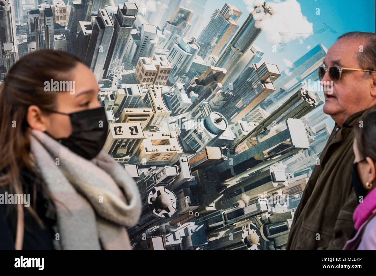 People with and without mask hi-res stock photography and images - Alamy