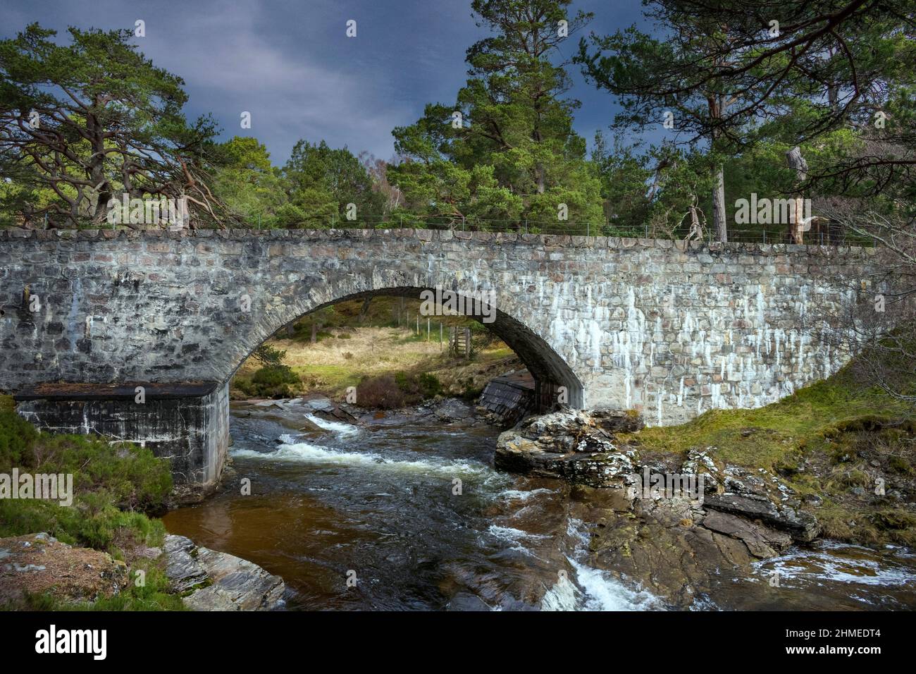 RIVER LUI MAR LODGE ESTATE BRAEMAR SCOTLAND THE OLD STONE ROAD BRIDGE ...