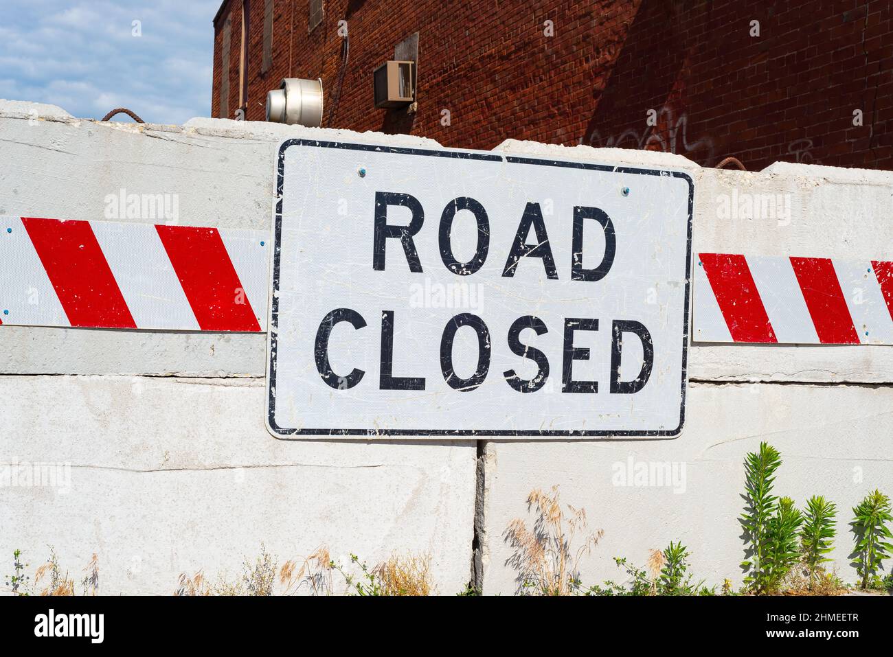 Road closed sign on concrete barriers Stock Photo - Alamy