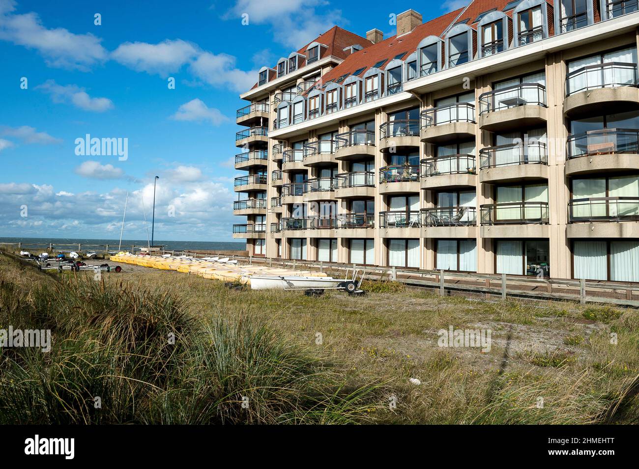 Bray-Dunes La plage et la digue entre maree basse et maree haute. The ...