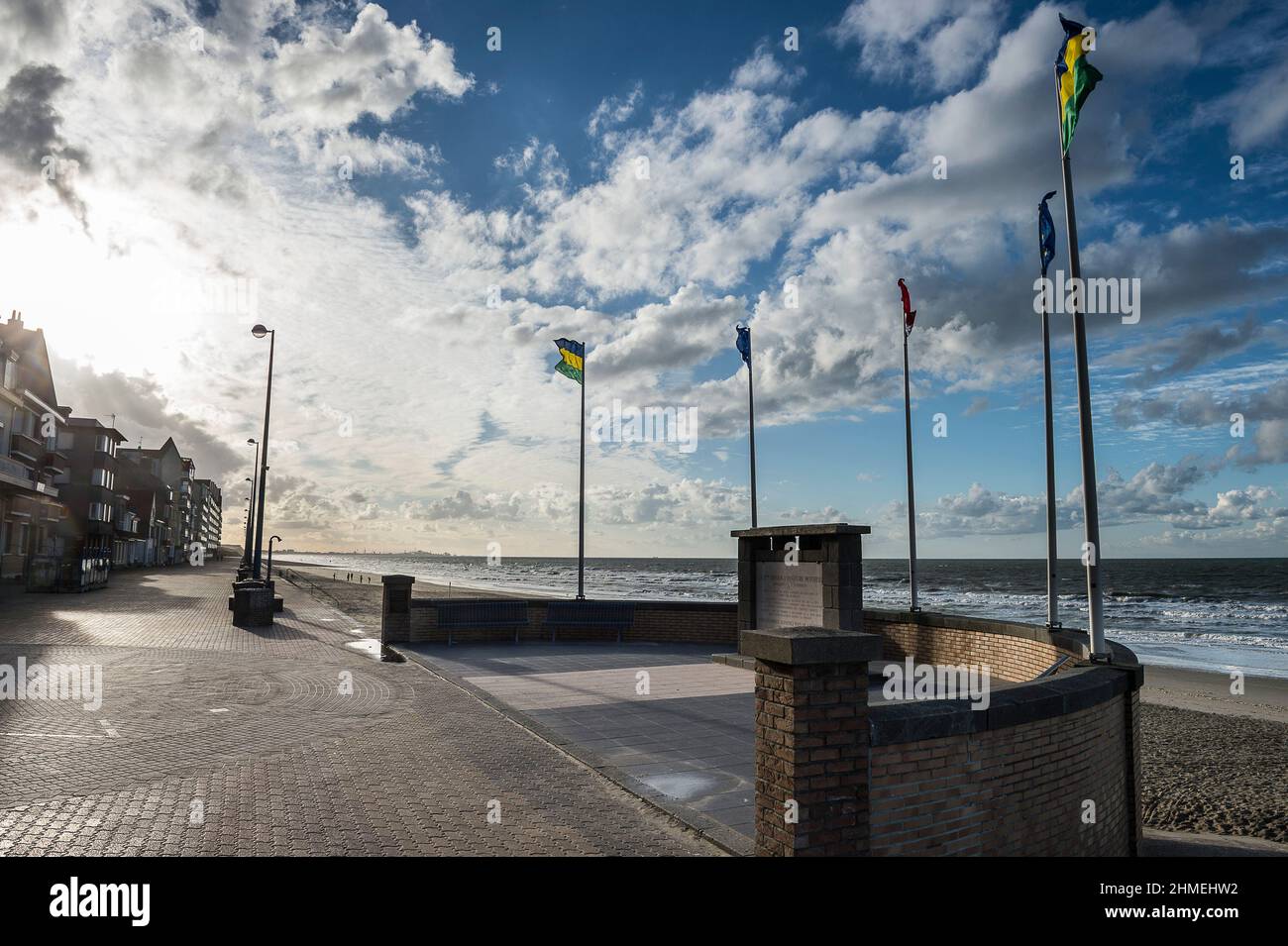 Bray-Dunes La plage et la digue entre maree basse et maree haute. The ...