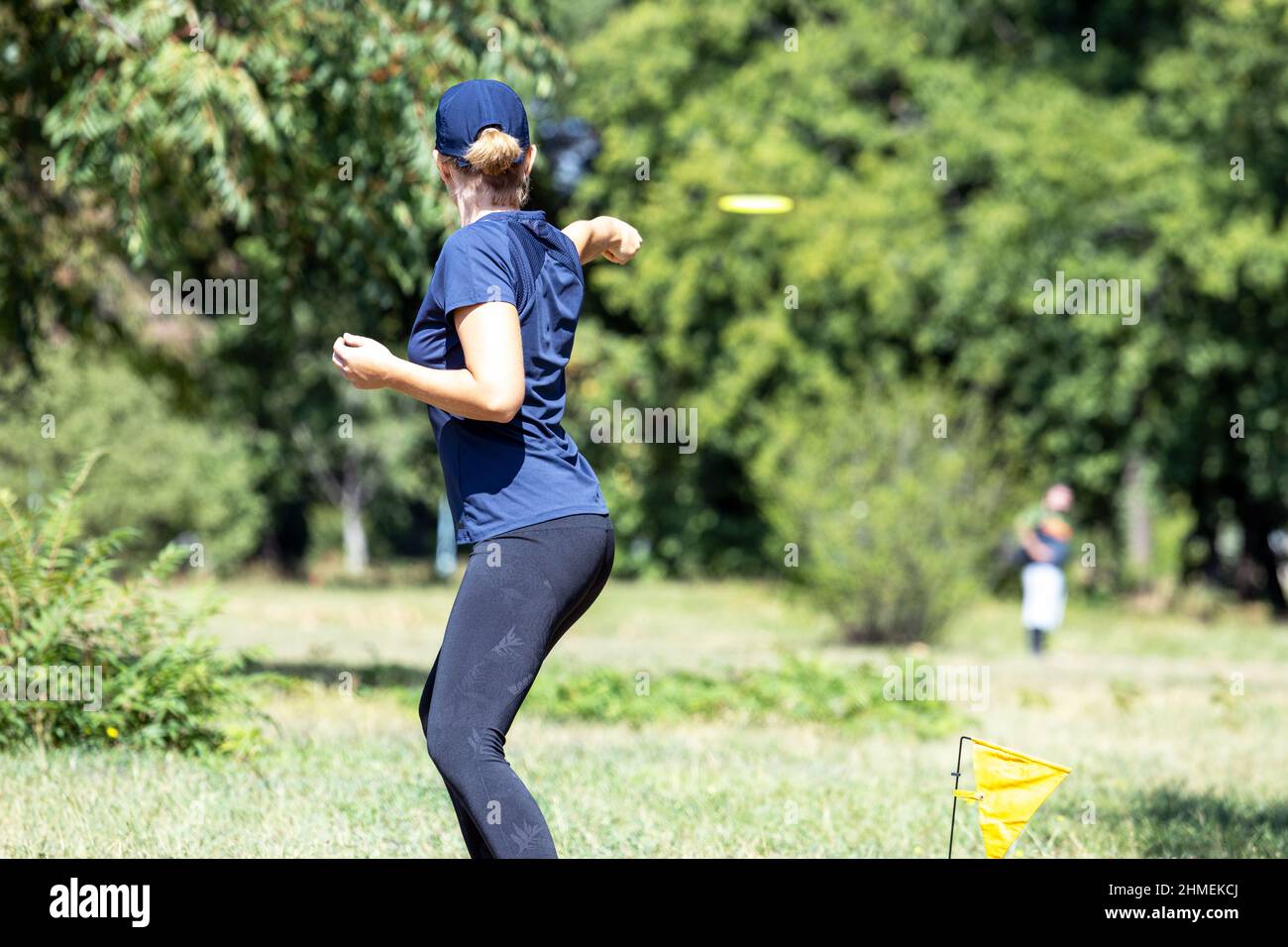 Woman playing disc golf hi-res stock photography and images - Alamy
