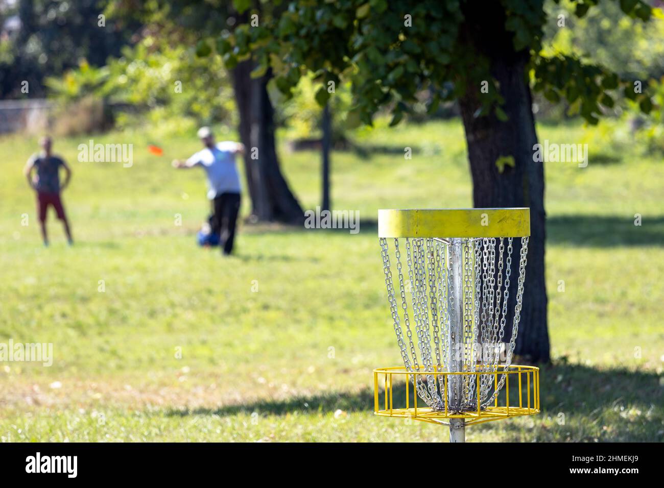 People playing flying disc hi-res stock photography and images - Alamy