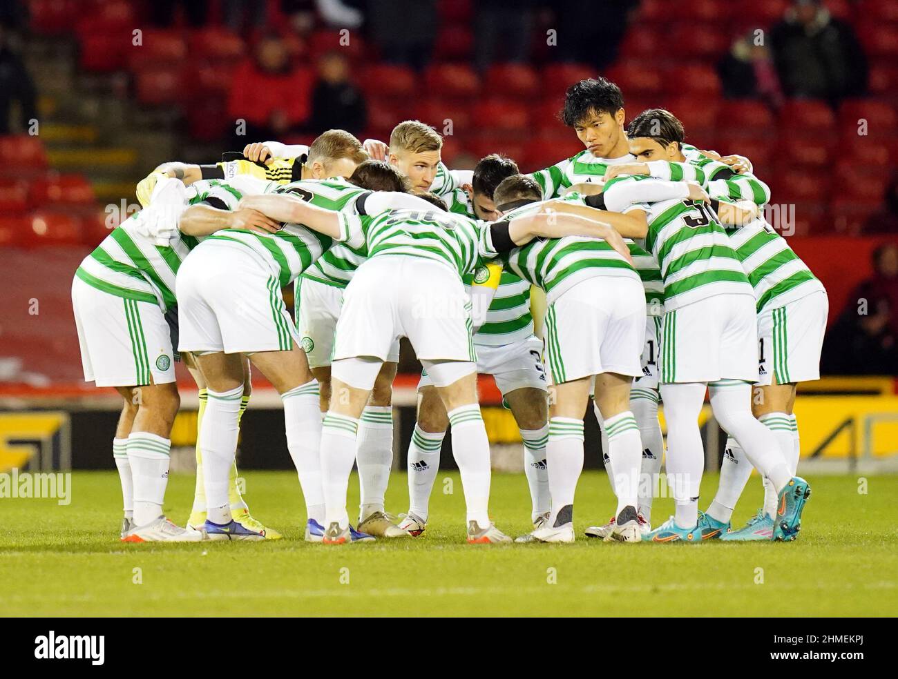 Celtic players huddle before the match hi-res stock photography and ...