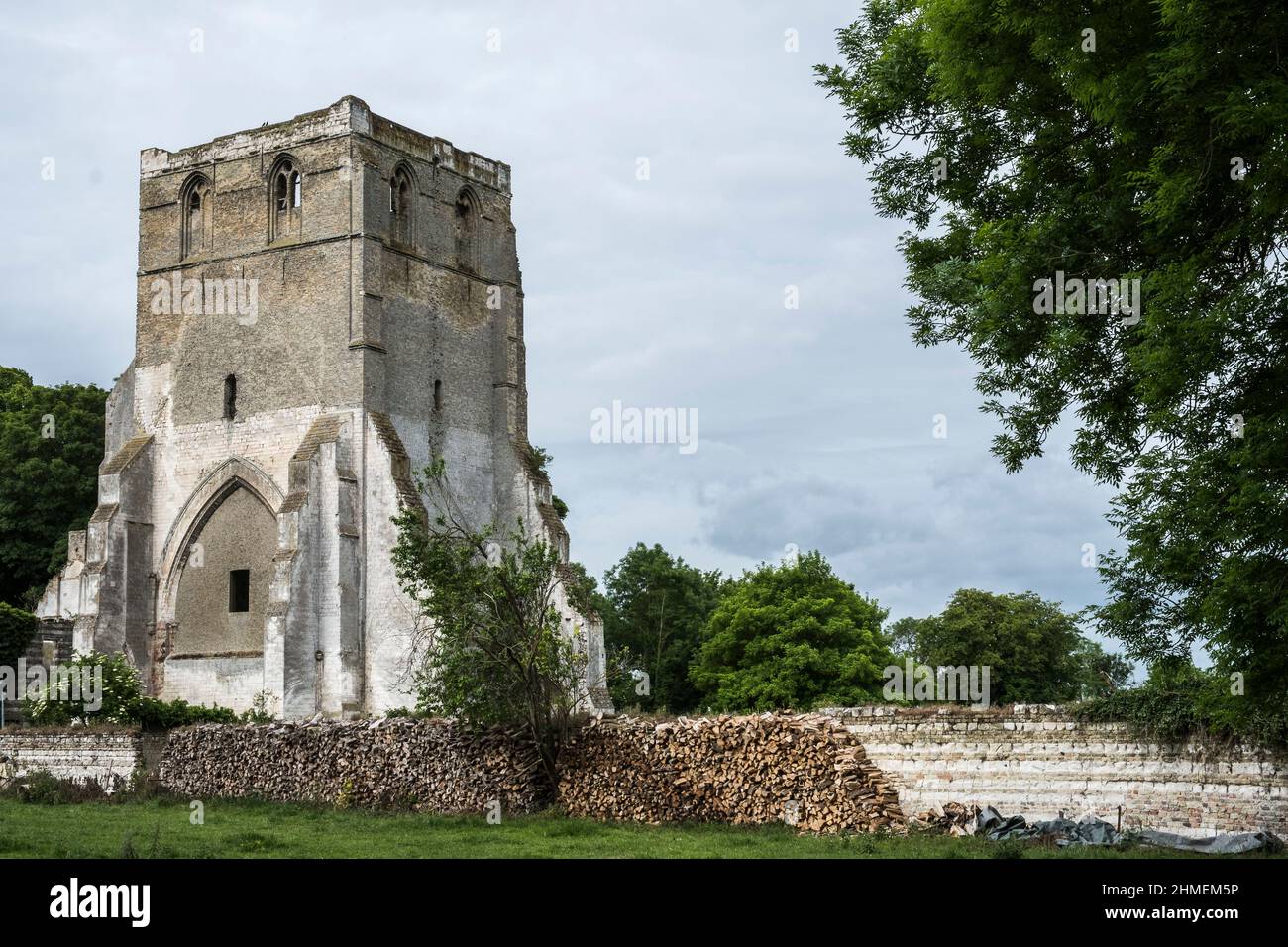 La montagne de Watten - Tour, mur d'enceinte et ruines de l'ancienne ...