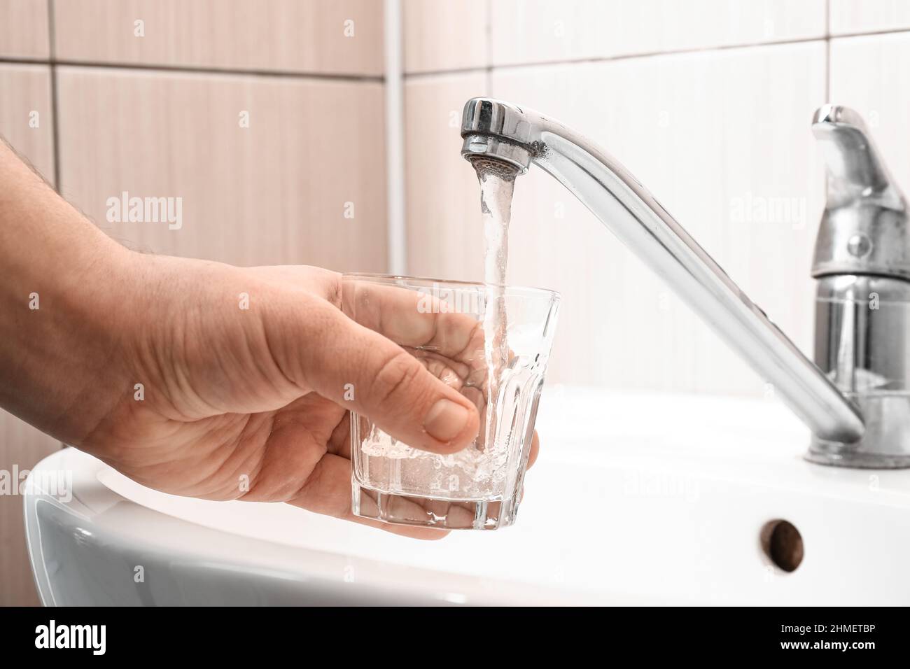 Man filling glass water sink hi-res stock photography and images - Alamy
