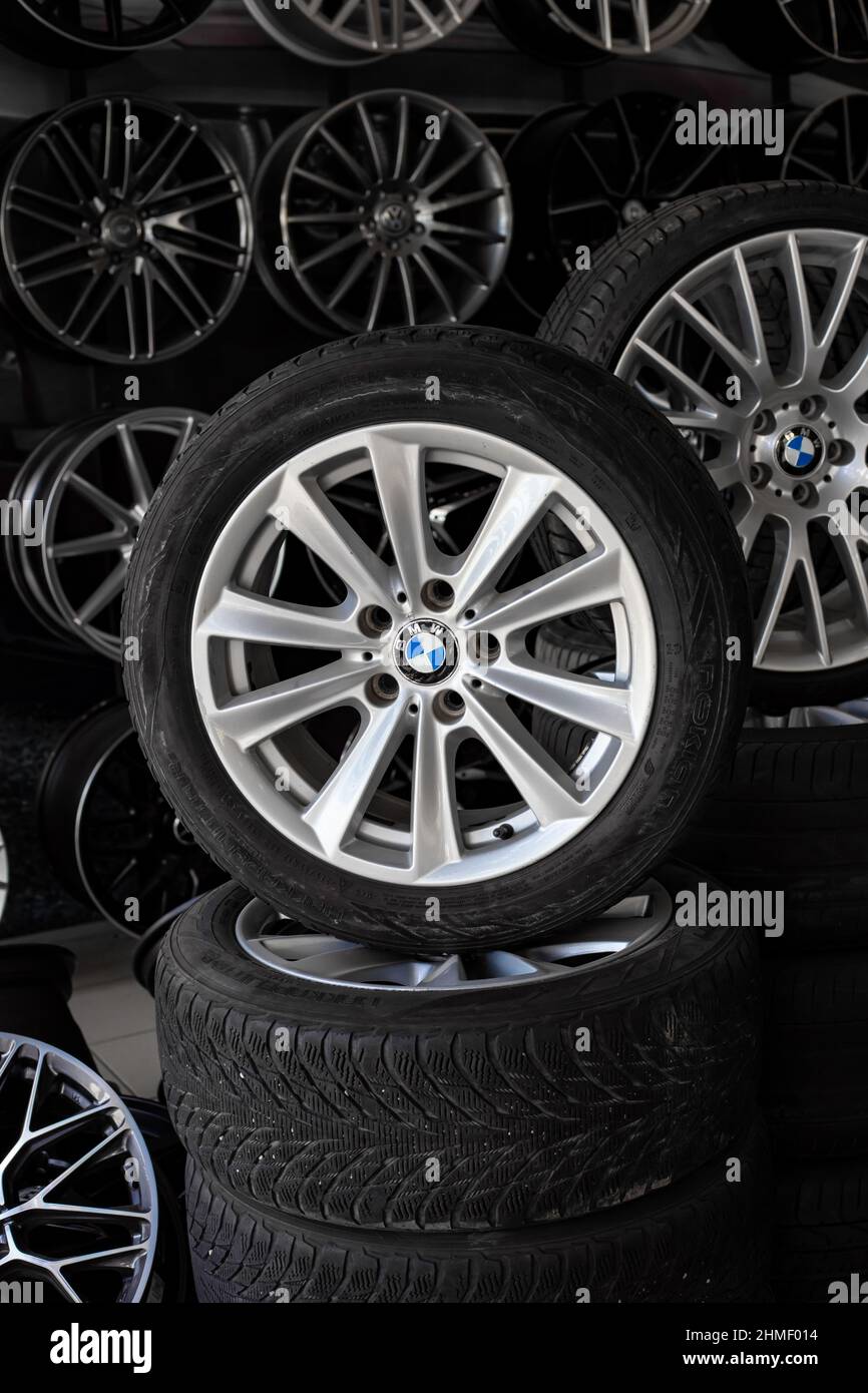 Alloy wheels hi-res stock photography and images - Alamy