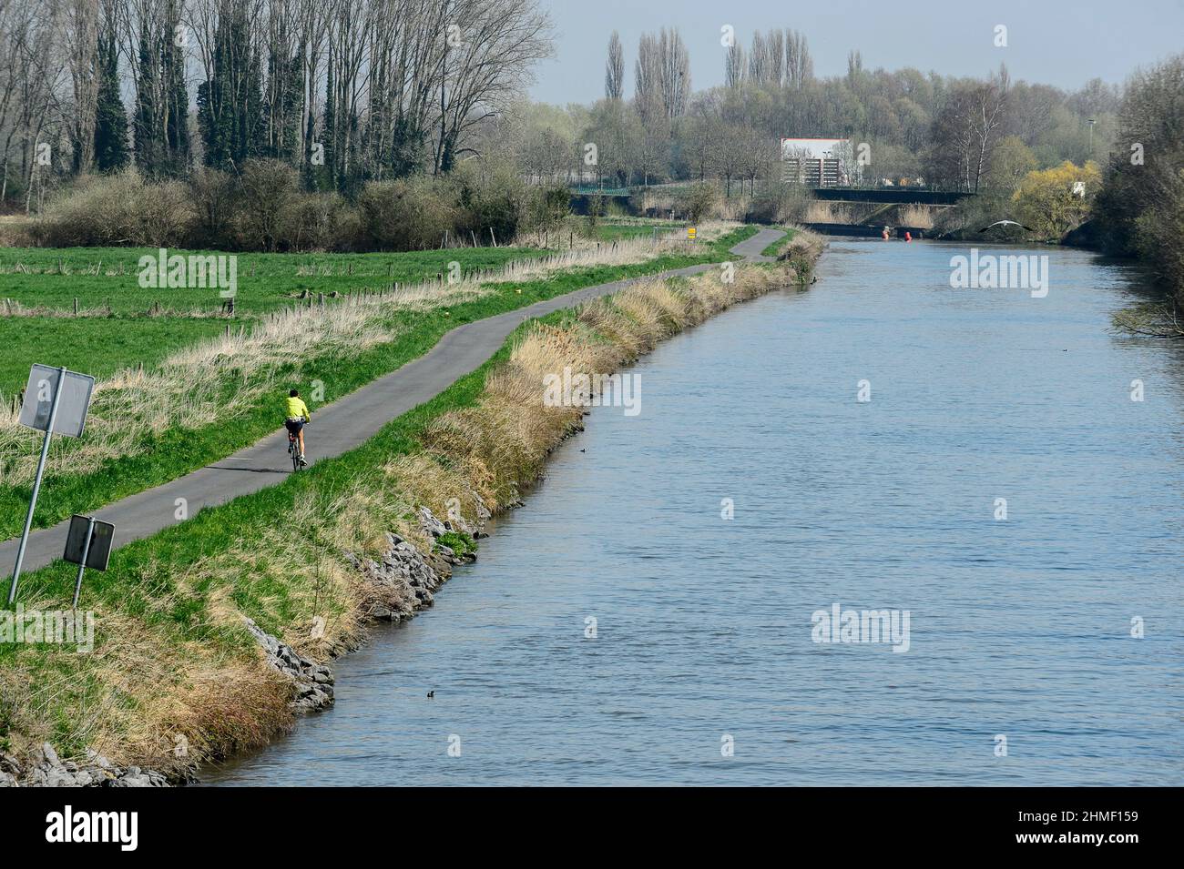 Comines cote francais entre la Lys et la mairie Between the church and ...