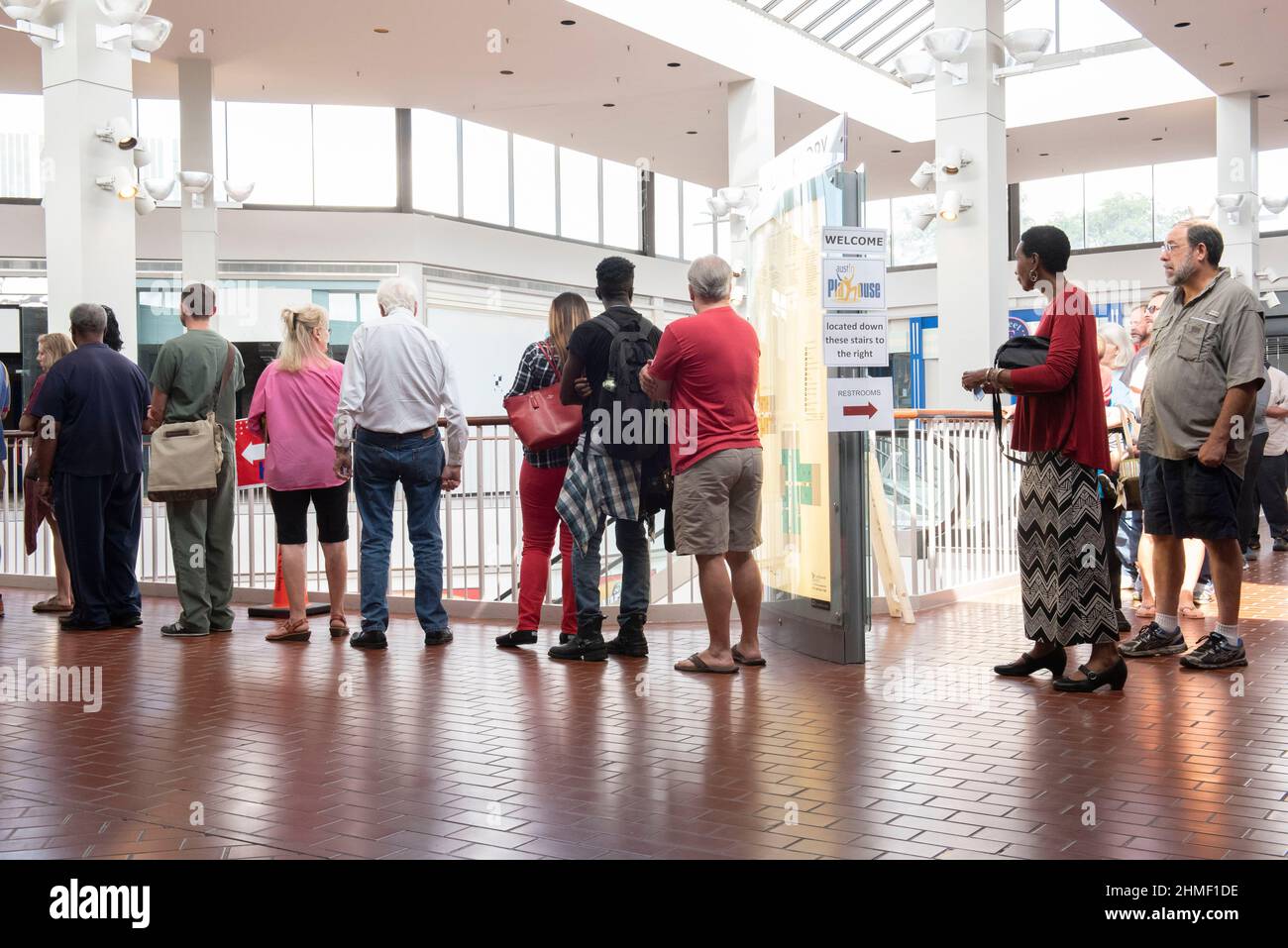 2016 election line hi-res stock photography and images - Alamy