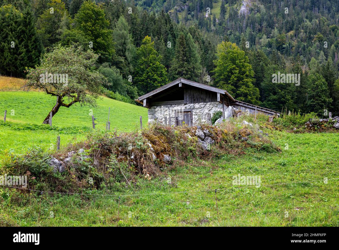 Small stone hut hi-res stock photography and images - Alamy