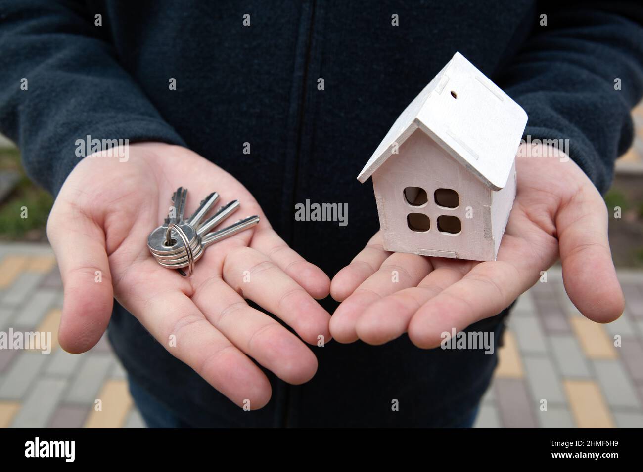 Hands holding house keys on hi-res stock photography and images - Alamy
