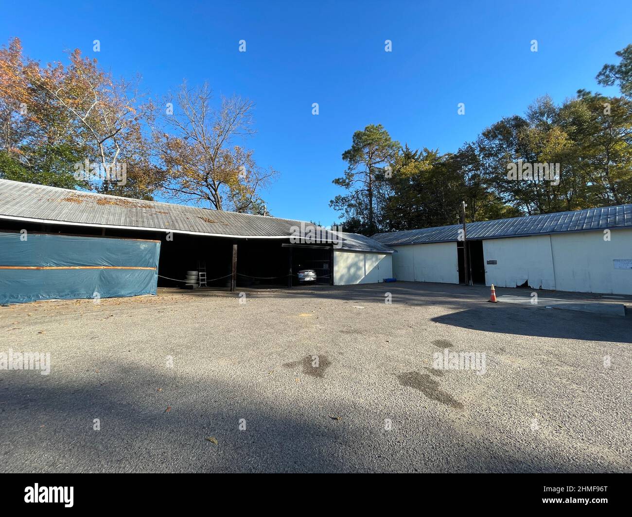 Old tin shack hi-res stock photography and images - Alamy
