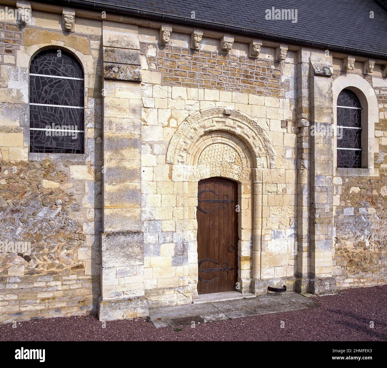Tessel, Dorfkirche, Romanisches Portal Stock Photo - Alamy