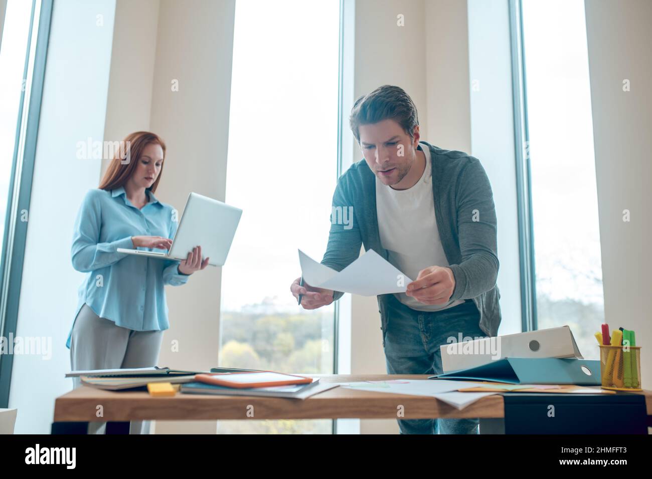 Woman man document search hi-res stock photography and images - Alamy