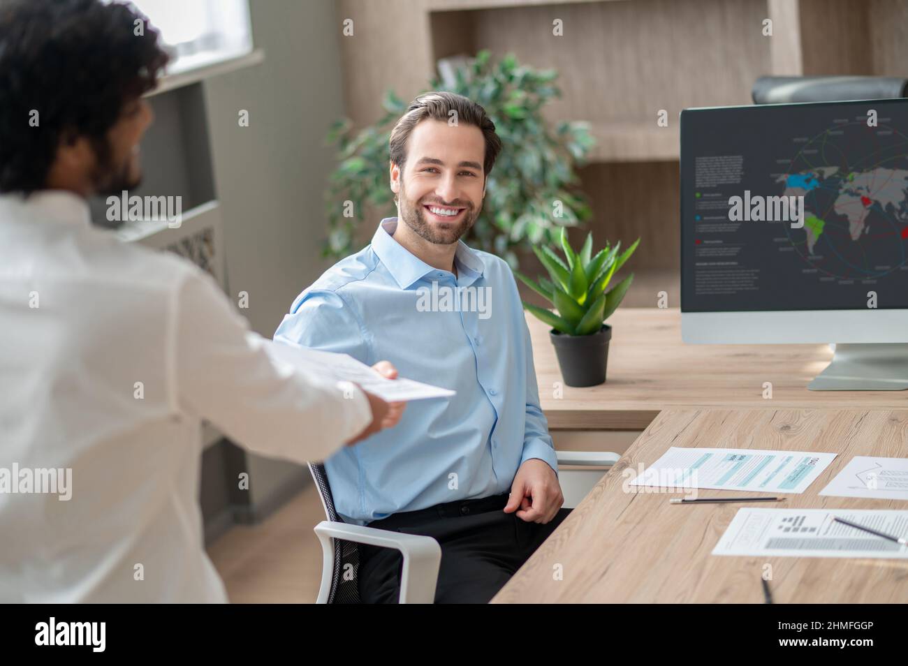 Indian business man shaking hand hi-res stock photography and images ...