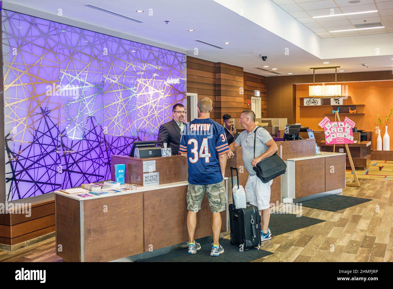 Reception desk hotel guests hi-res stock photography and images - Alamy