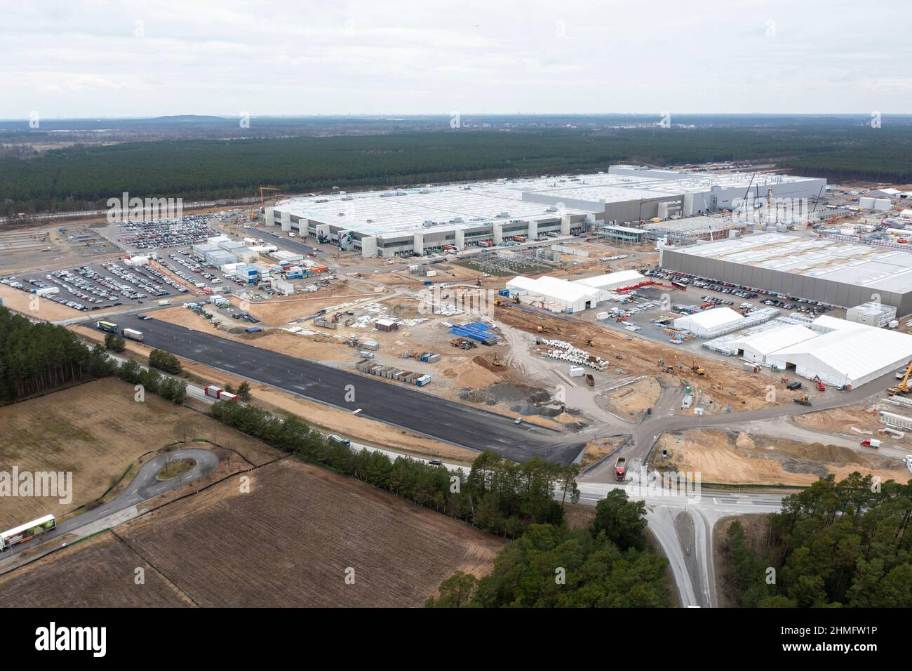 Tesla factory germany hi-res stock photography and images - Alamy