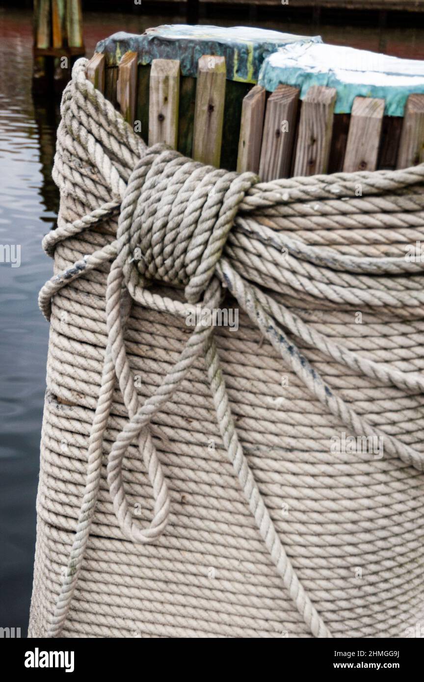 Sailors piling knot hi-res stock photography and images - Alamy